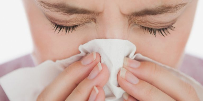 Entenda o que pode acontecer com seu corpo ao segurar um espirro