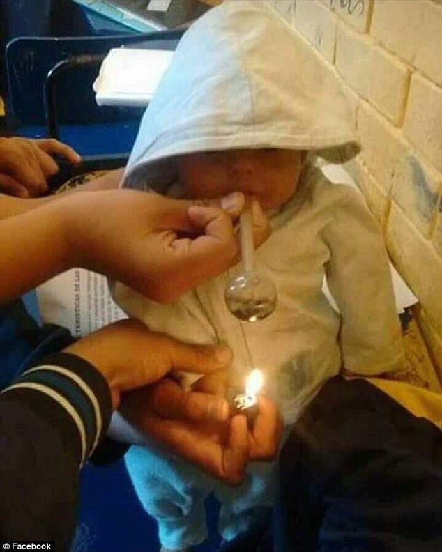 Bebê aparece fumando em foto chocante. E a web inteira se revolta ao ...