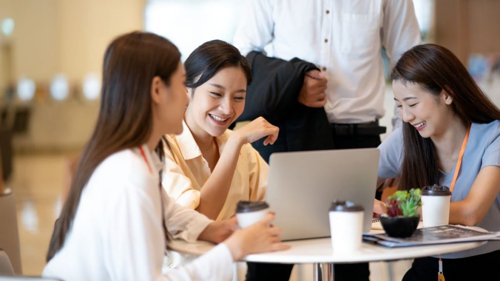 Enfrentando os padrões de beleza, modelo inova com o Unibrow Movement