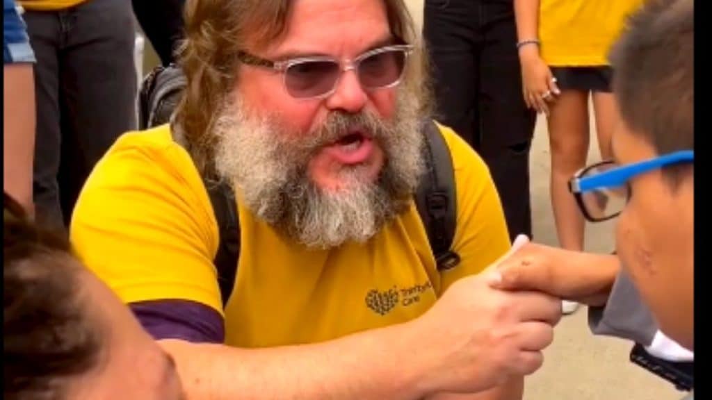 Enfrentando os padrões de beleza, modelo inova com o Unibrow Movement